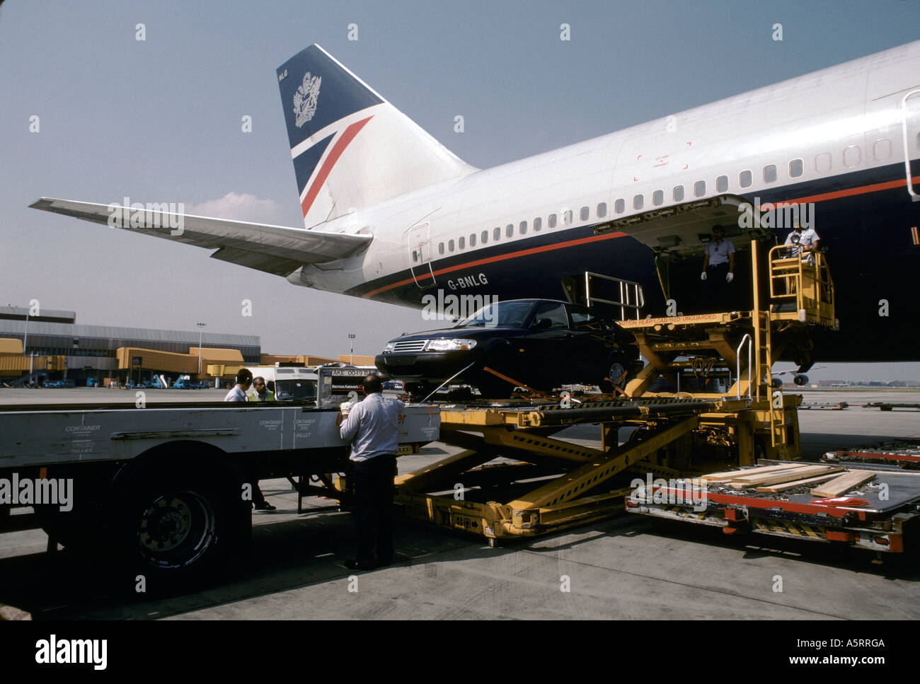 Loading aircraft heathrow hi-res stock photography and images - Alamy