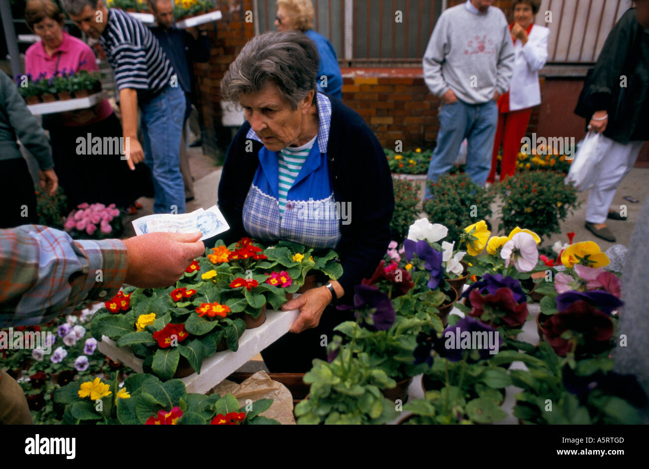 LONDON S EAST END THE COLUMBIA ROAD FLOWER MARKET HACKNEY Stock Photo ...