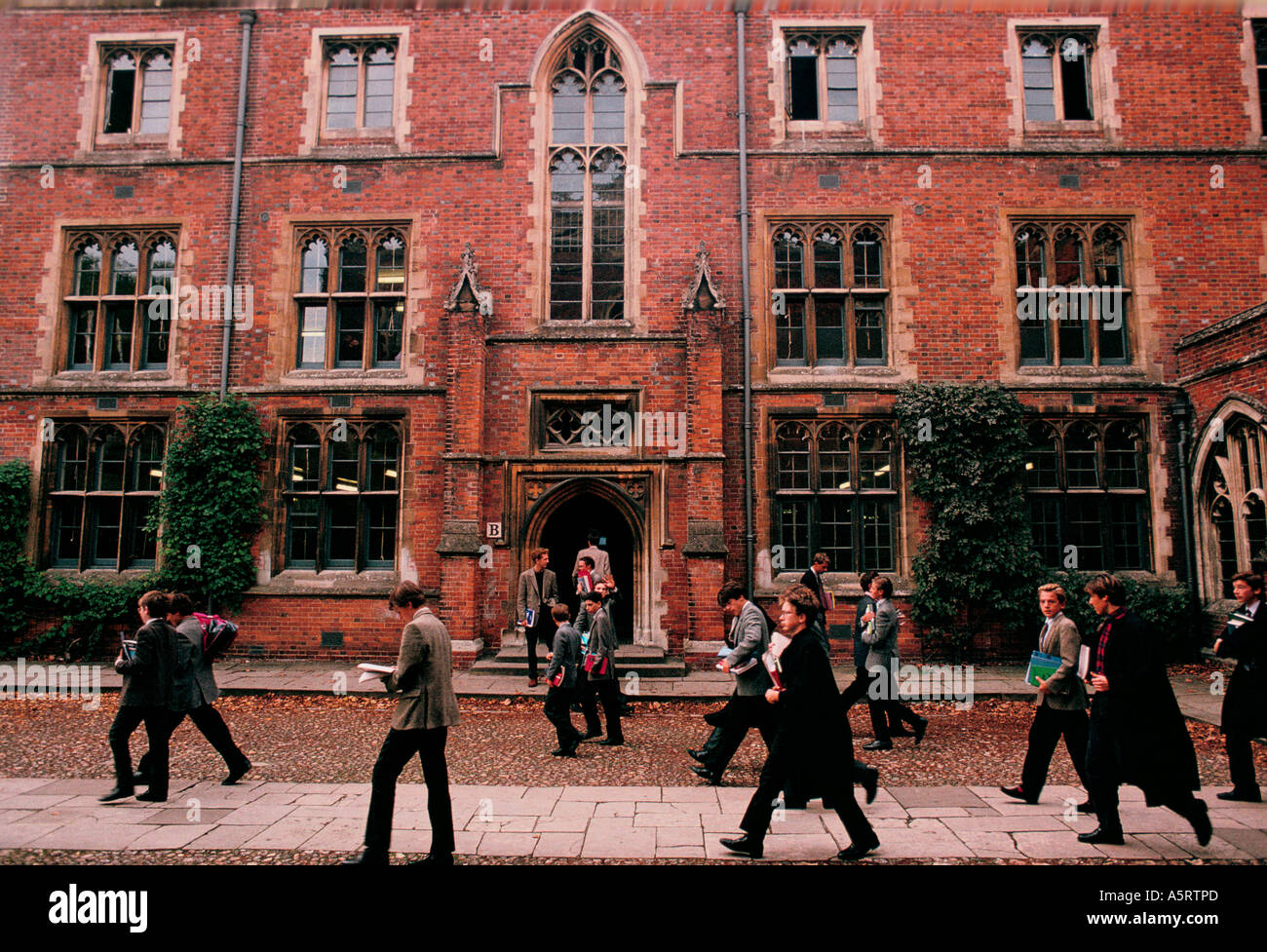 Students leaving school building hi-res stock photography and images ...