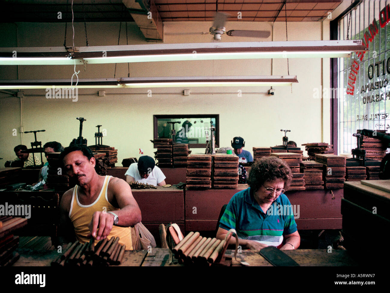 WORKERS AT CUBAN CIGAR Stock Photo - Alamy
