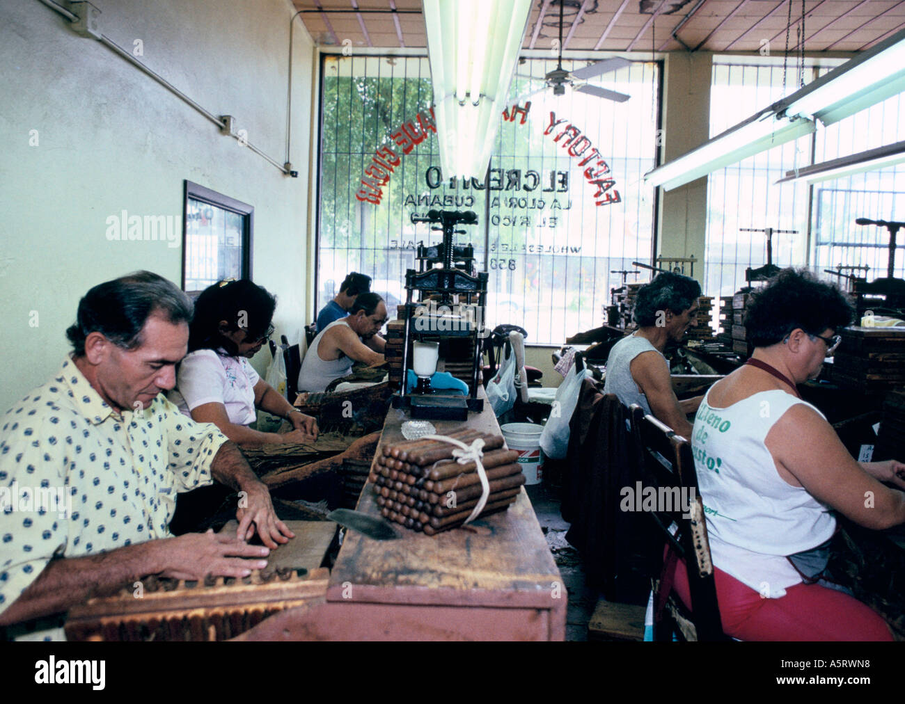 Cuban cigar factory workers hi-res stock photography and images - Alamy