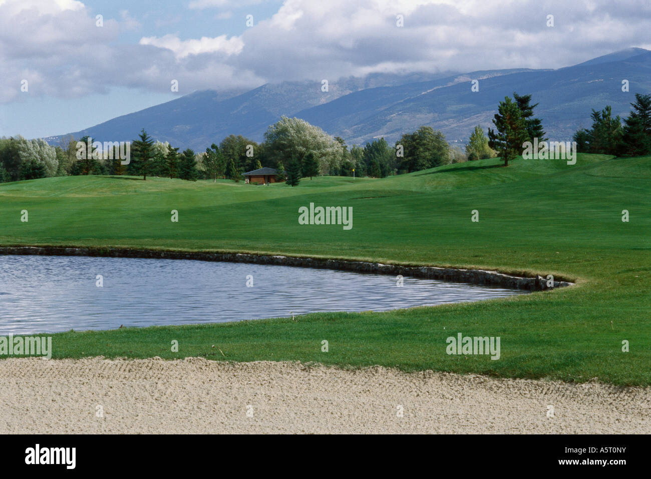 Golf course fairways and pond hi-res stock photography and images - Alamy