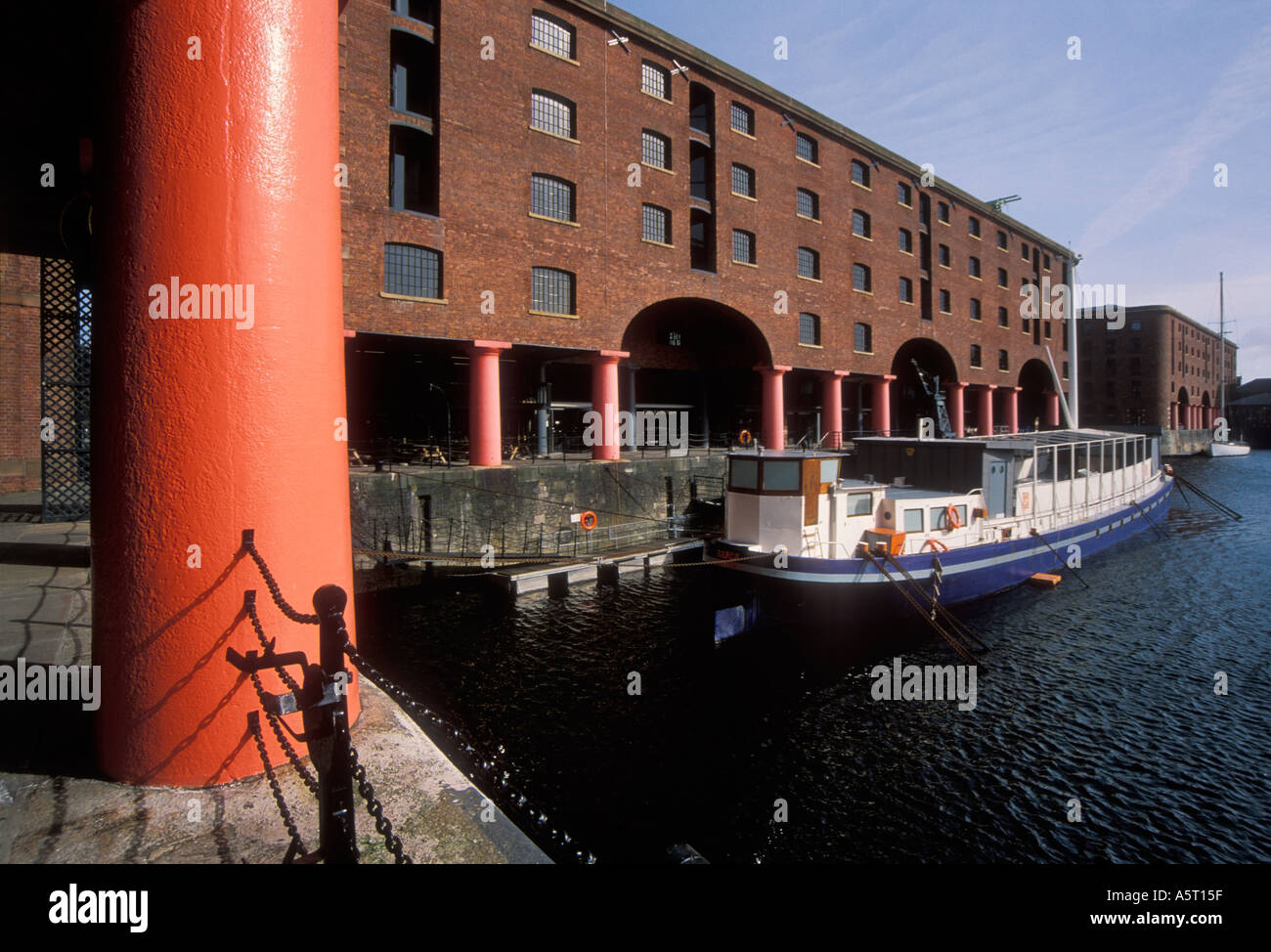Mooring columns hi-res stock photography and images - Alamy