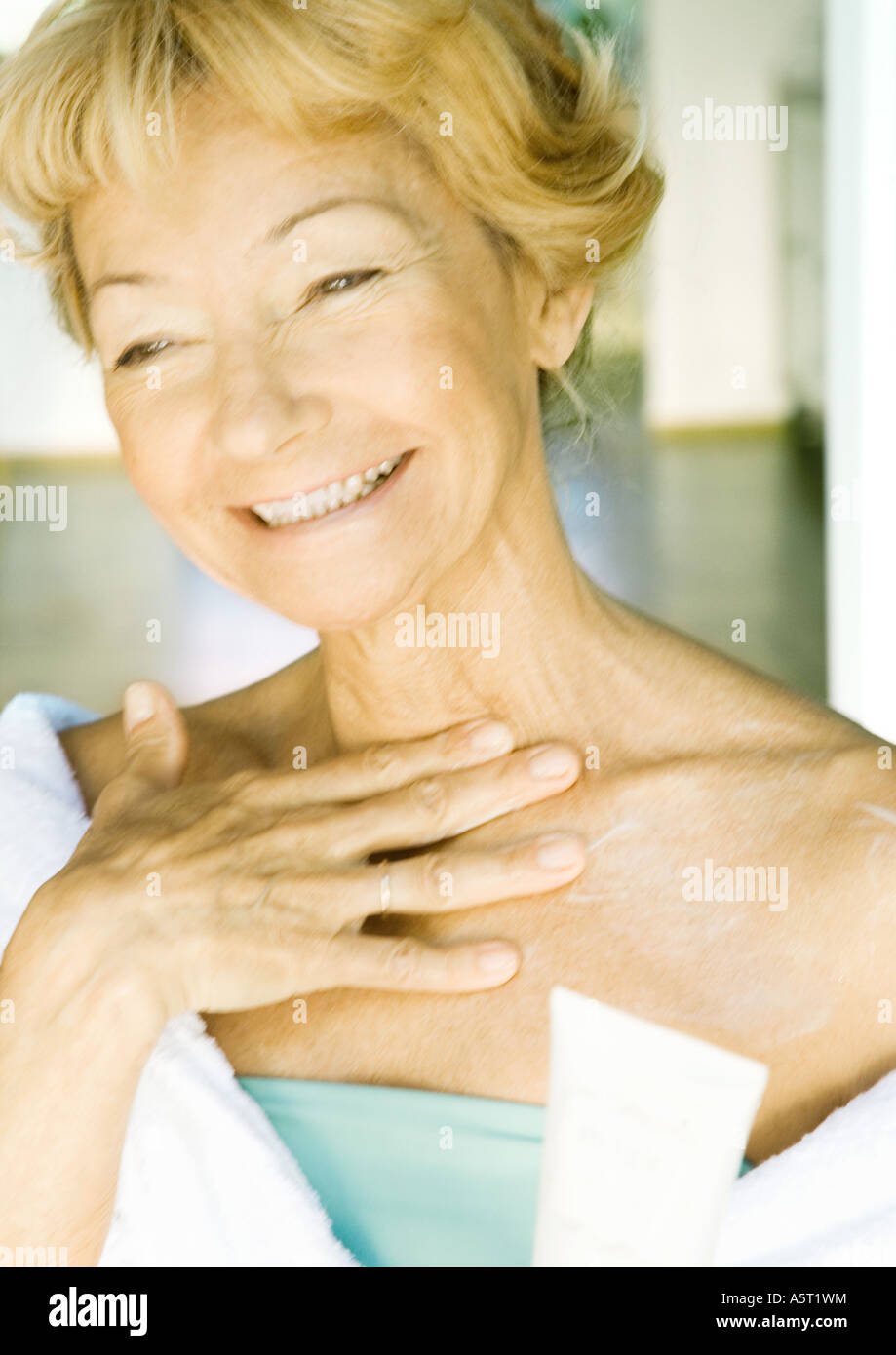 Mature woman chest wrinkle hi-res stock photography and images - Alamy