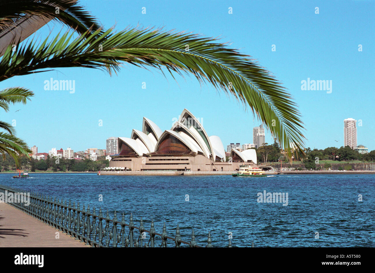 Sydney opera house framed hi-res stock photography and images - Alamy