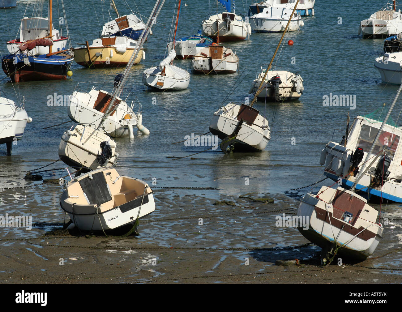 Boats at low tide Stock Photo - Alamy