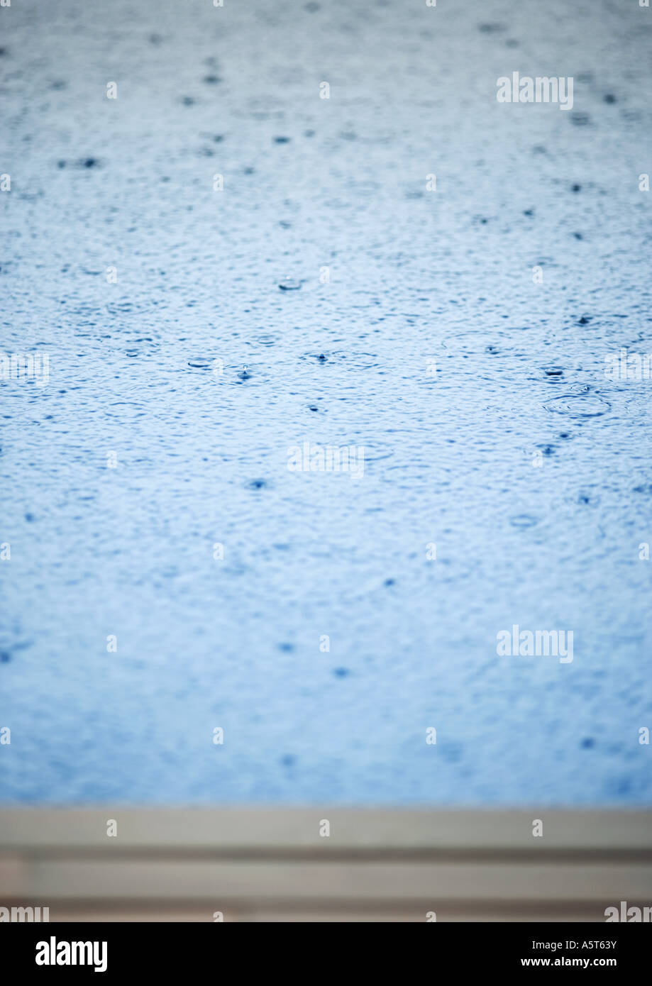 Rain falling on swimming pool hi-res stock photography and images - Alamy