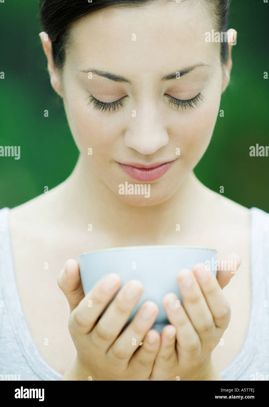 Drink from cupped hands hi-res stock photography and images - Alamy