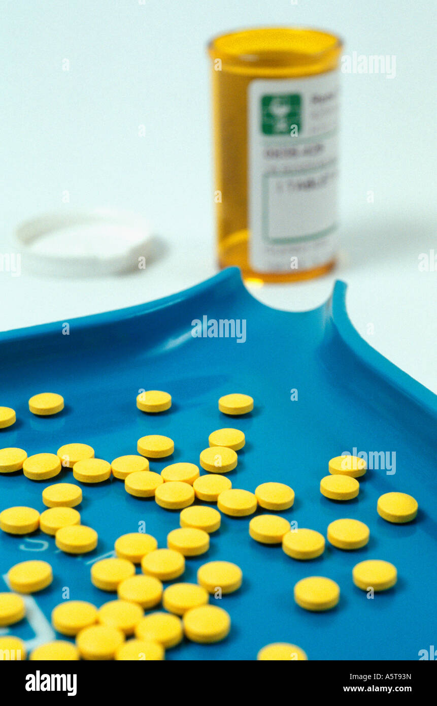 Filling a Prescription. Pill counting tray and a bottle Stock Photo - Alamy