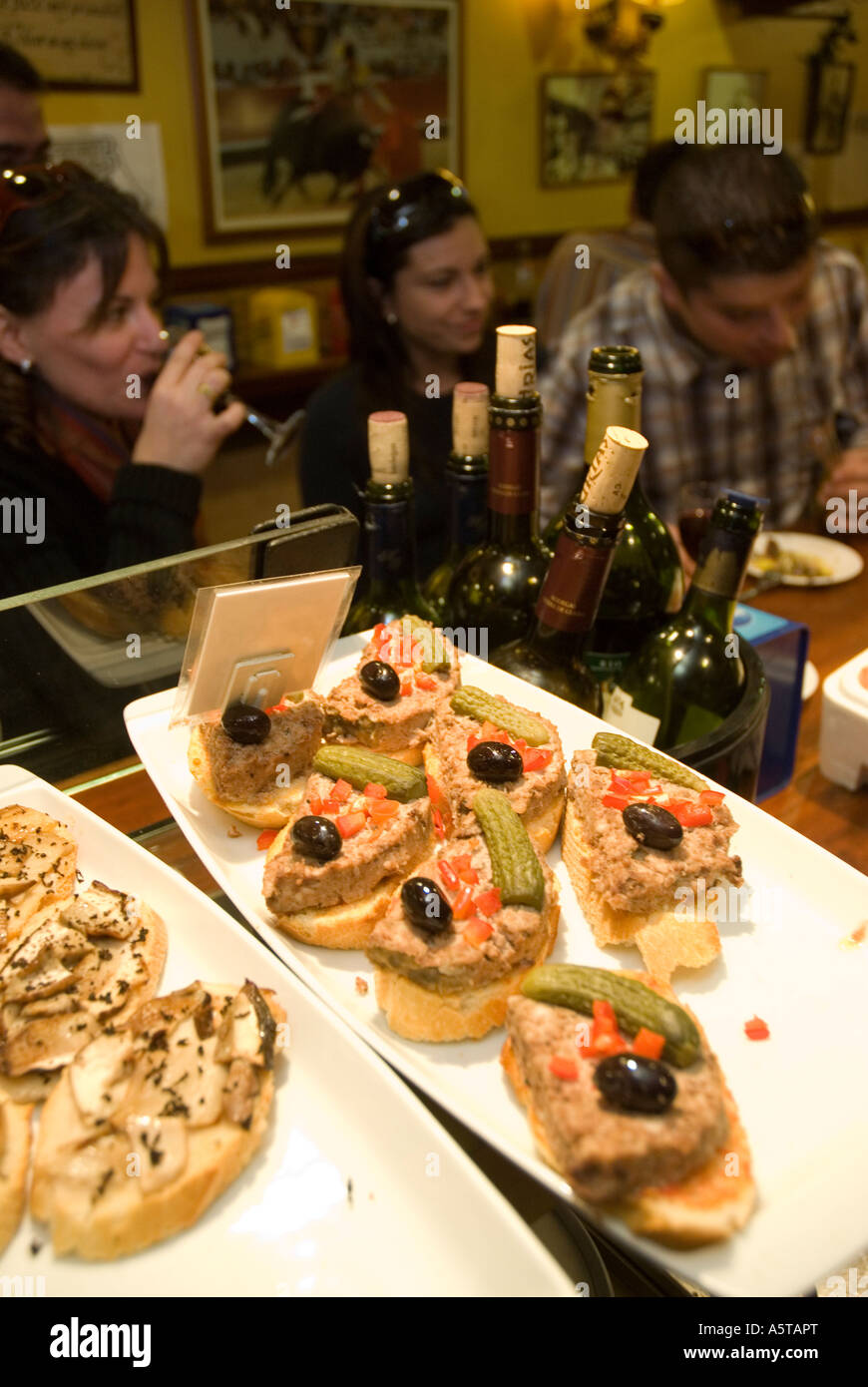 Bar de tapas españolas hi-res stock photography and images - Alamy
