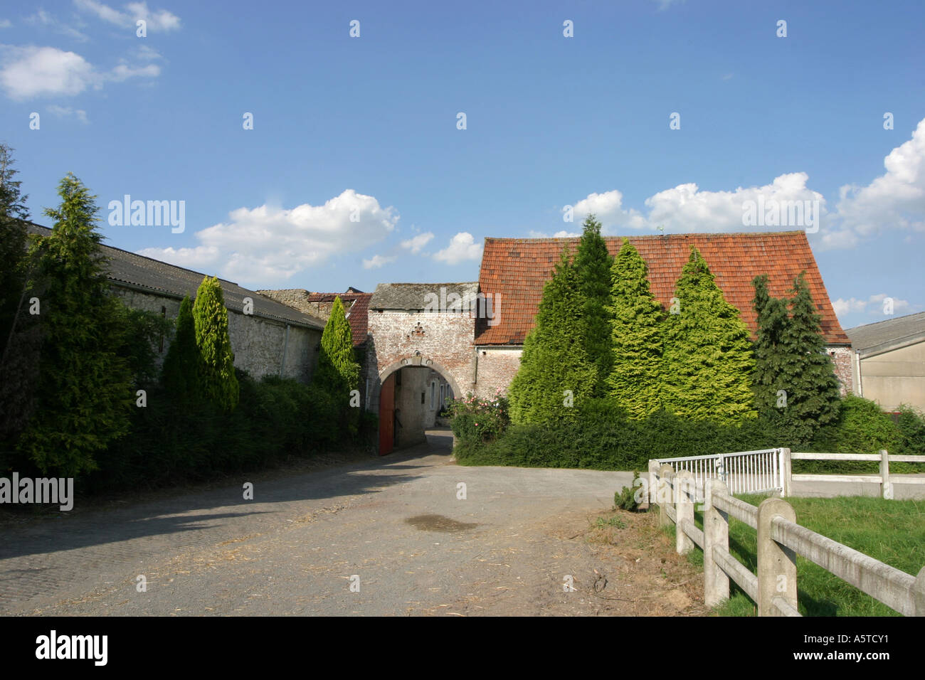 Belgian farm in the countryside Stock Photo - Alamy