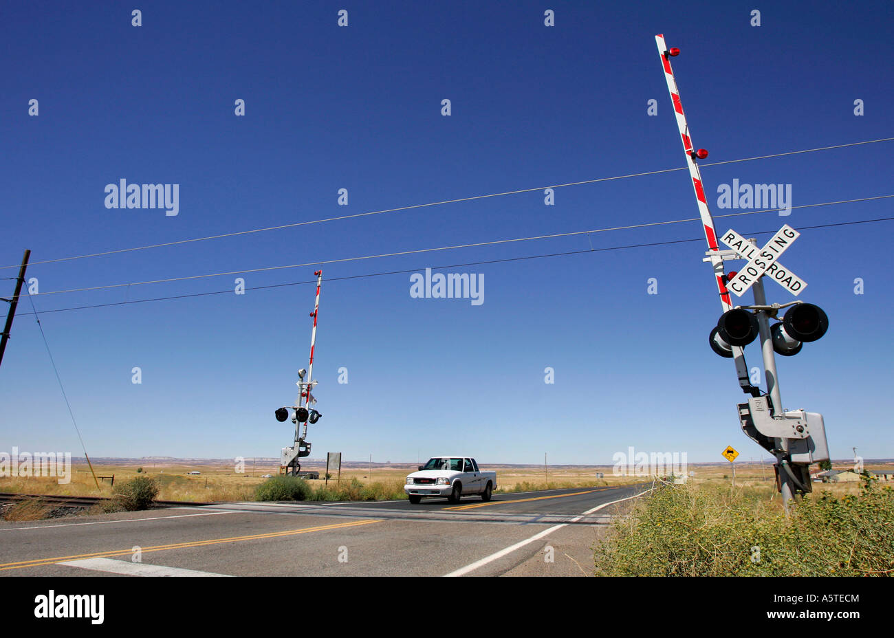 Pick up truck at railroad crossing hi-res stock photography and images ...