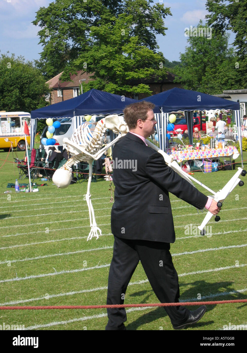 Man carrying full size skeleton hi-res stock photography and images - Alamy