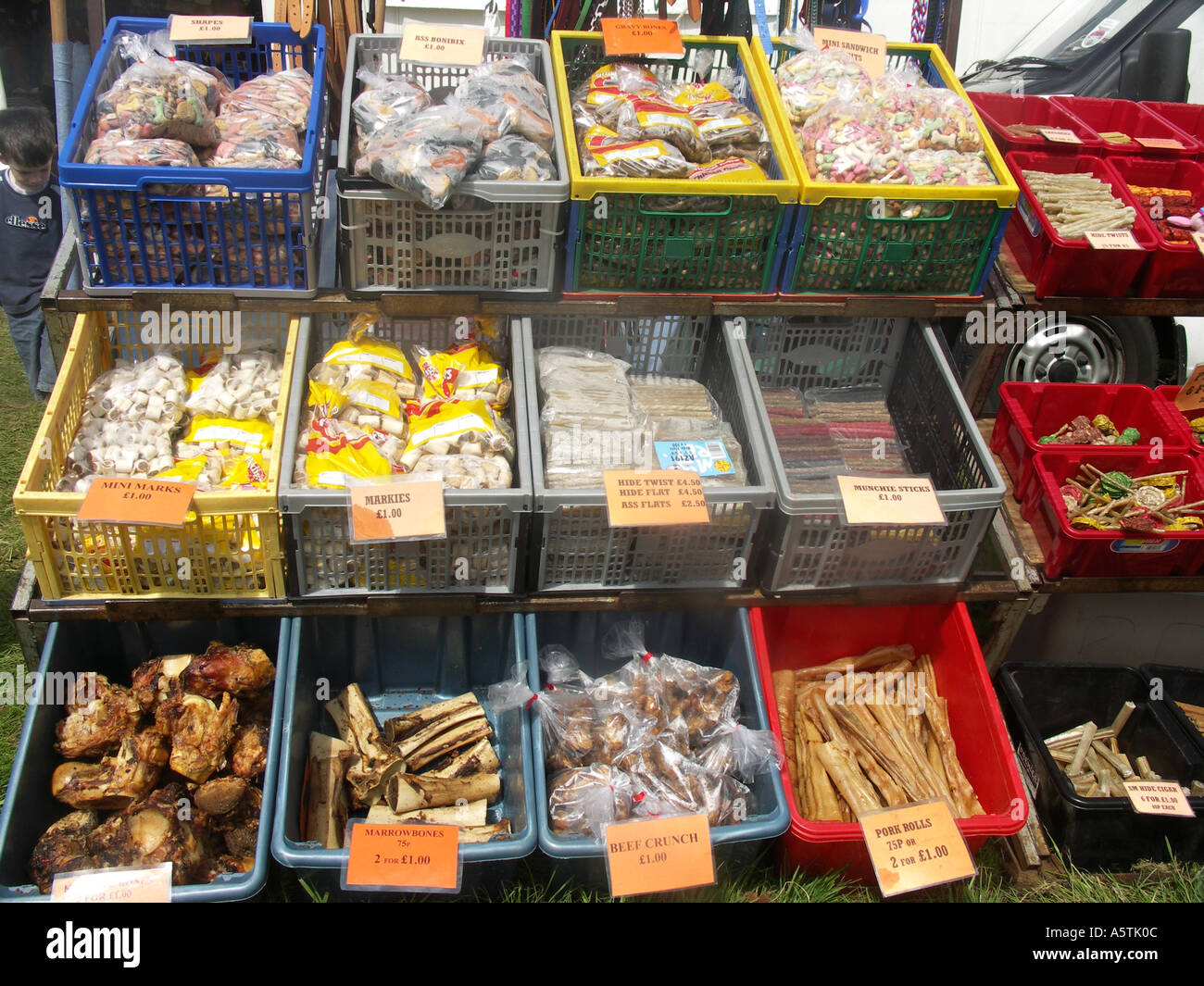 Pet food products display hi-res stock photography and images - Alamy