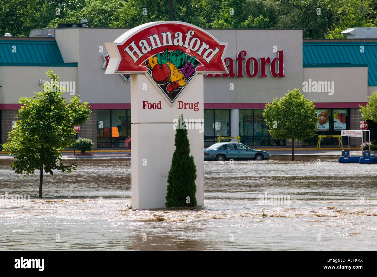Flood of 2006 Susquehanna River deluges supermarket Oneonta New York ...