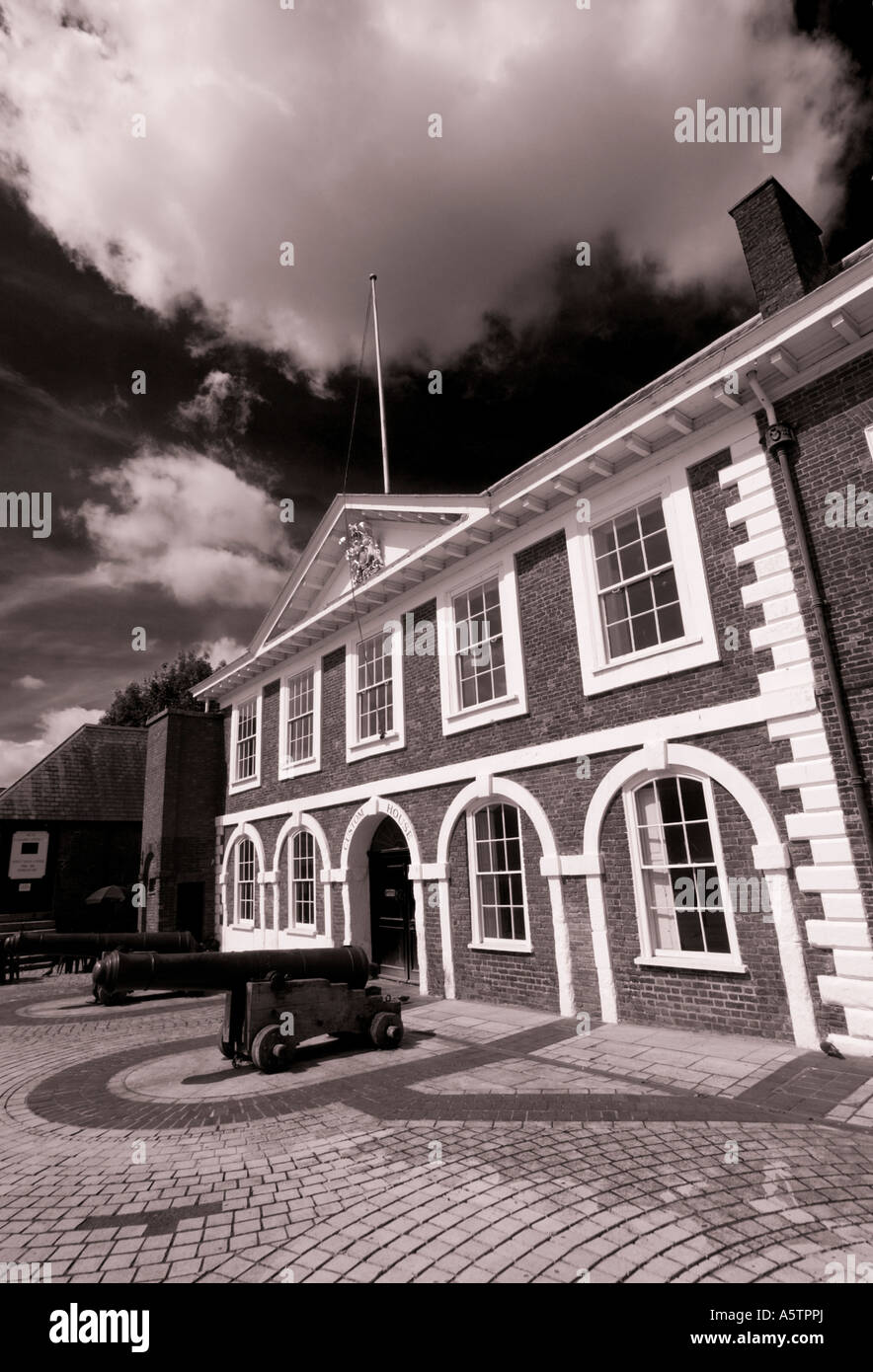 Quayside customs building hi-res stock photography and images - Alamy