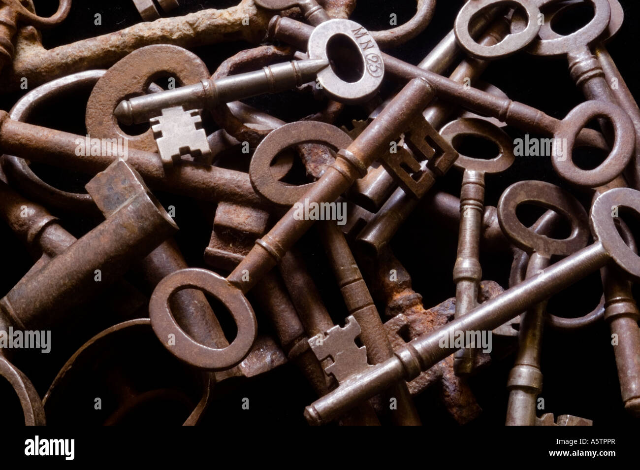 Heap of rusty keys Stock Photo - Alamy