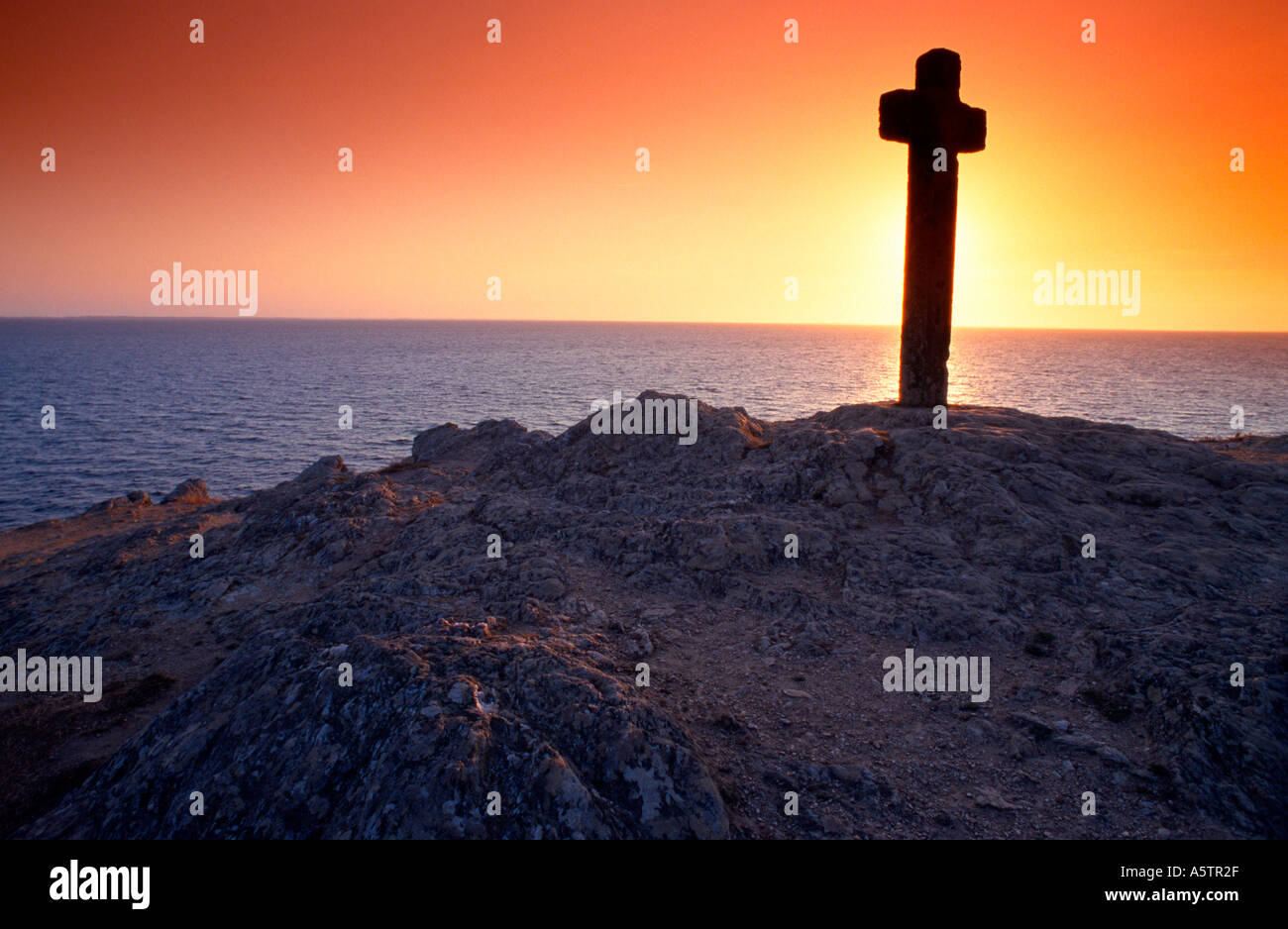 Cross made with rocks hi-res stock photography and images - Alamy
