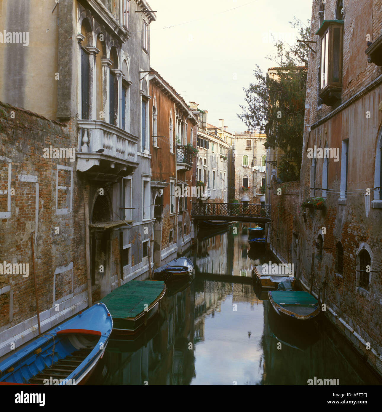 Lone gondola the grand canal venice hi-res stock photography and images ...