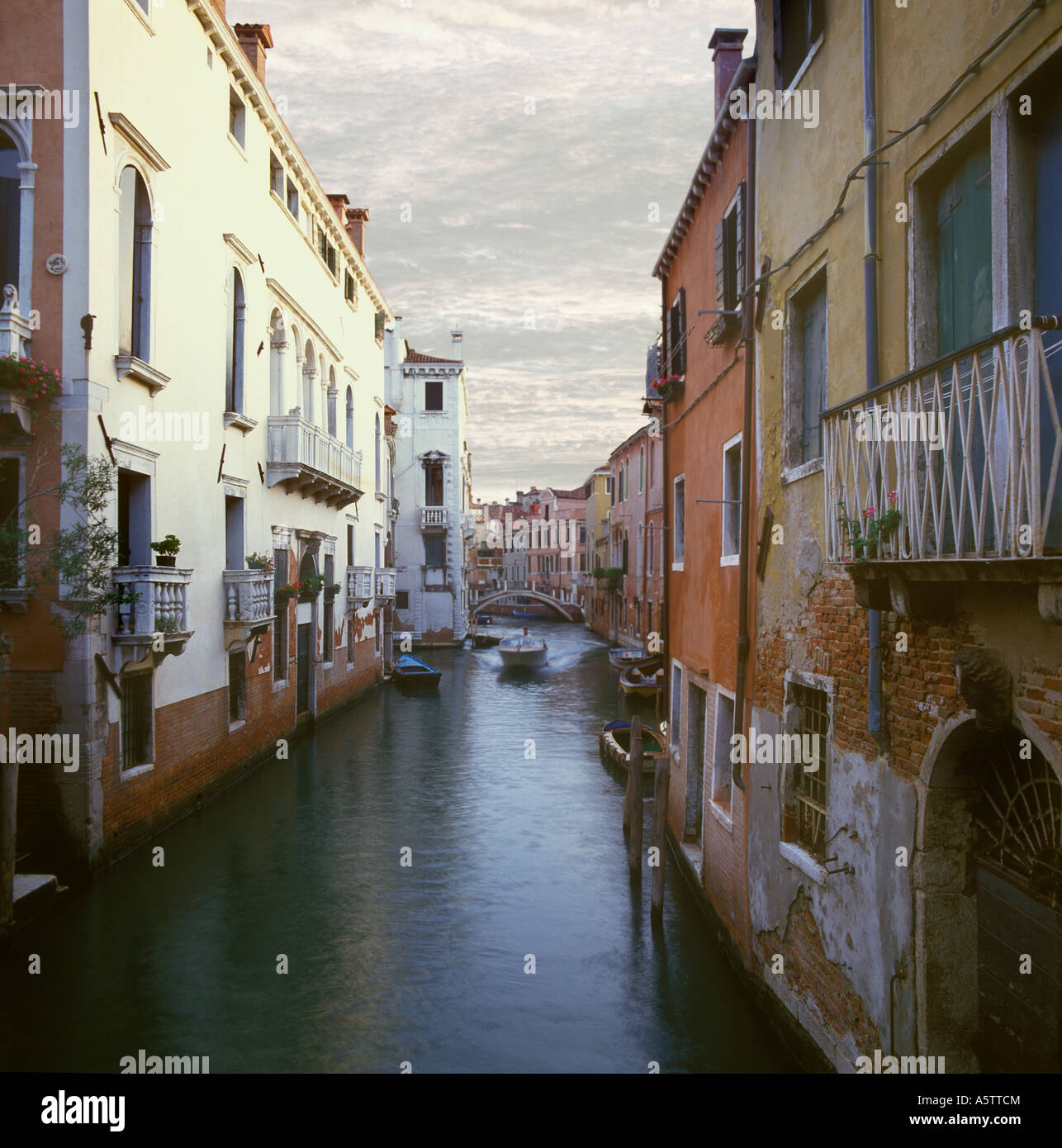 Lone gondola the grand canal venice hi-res stock photography and images ...
