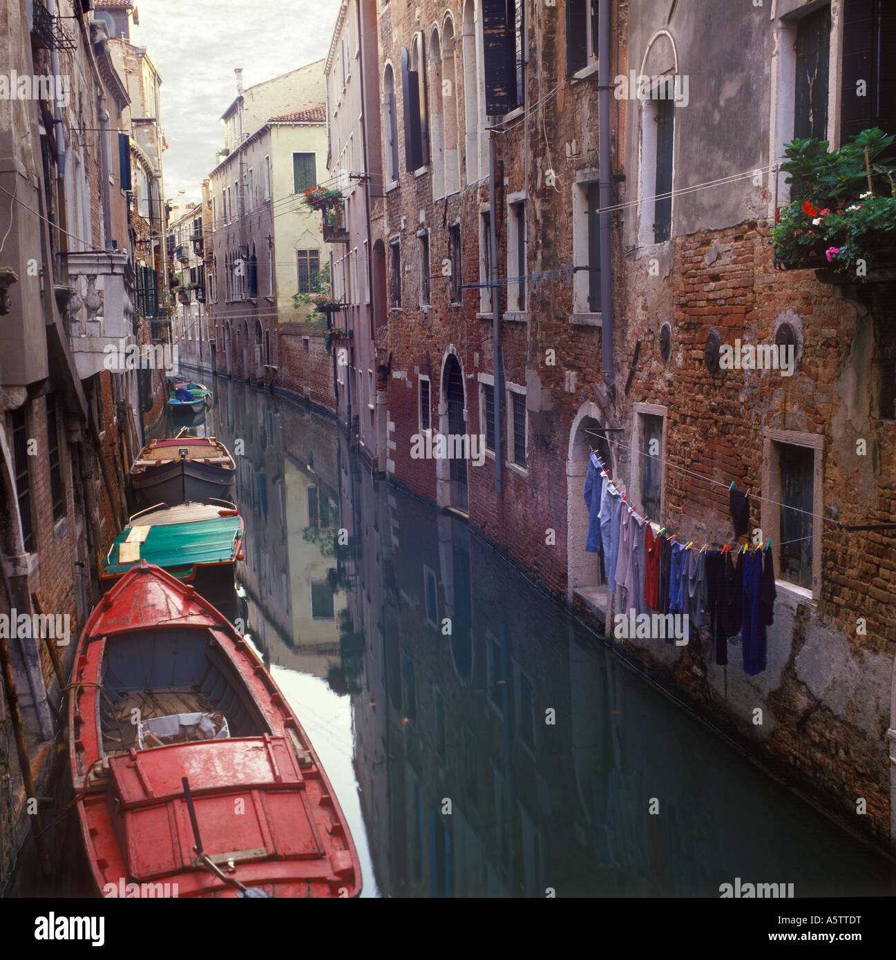 Lone gondola the grand canal venice hi-res stock photography and images ...