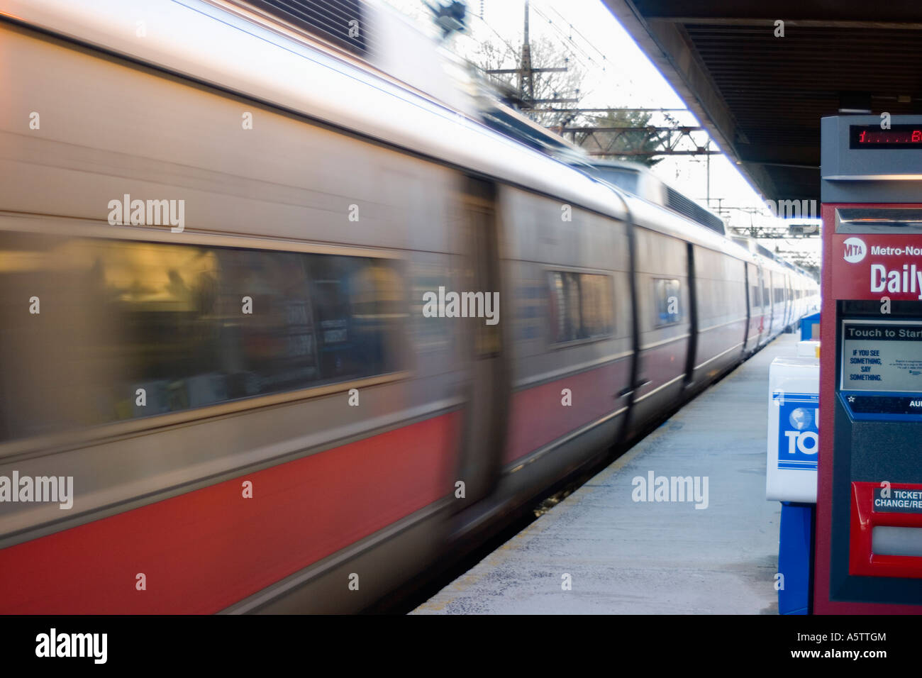 Metro north commuter train hi-res stock photography and images - Alamy