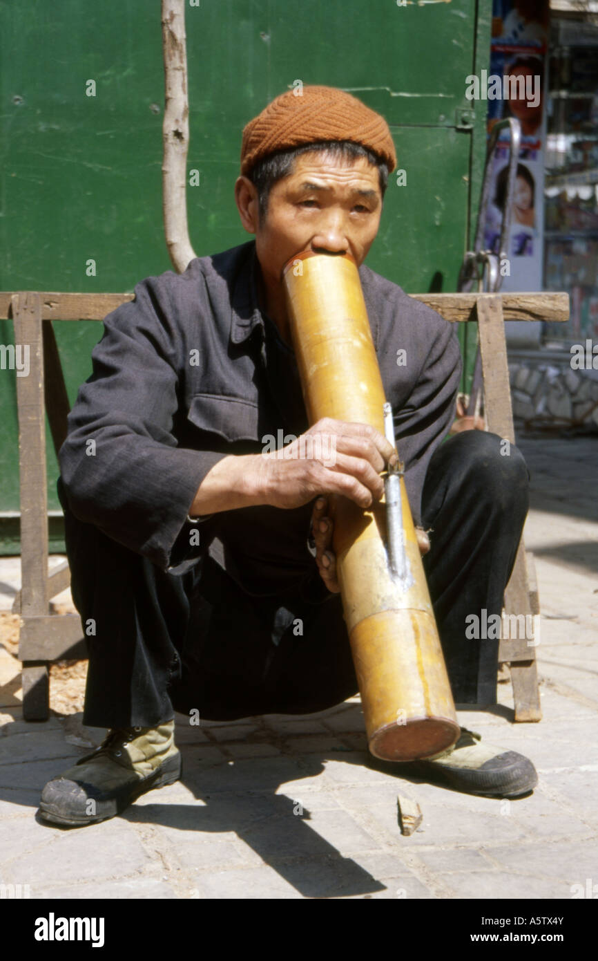 China smoke smokes smoking hi-res stock photography and images - Alamy