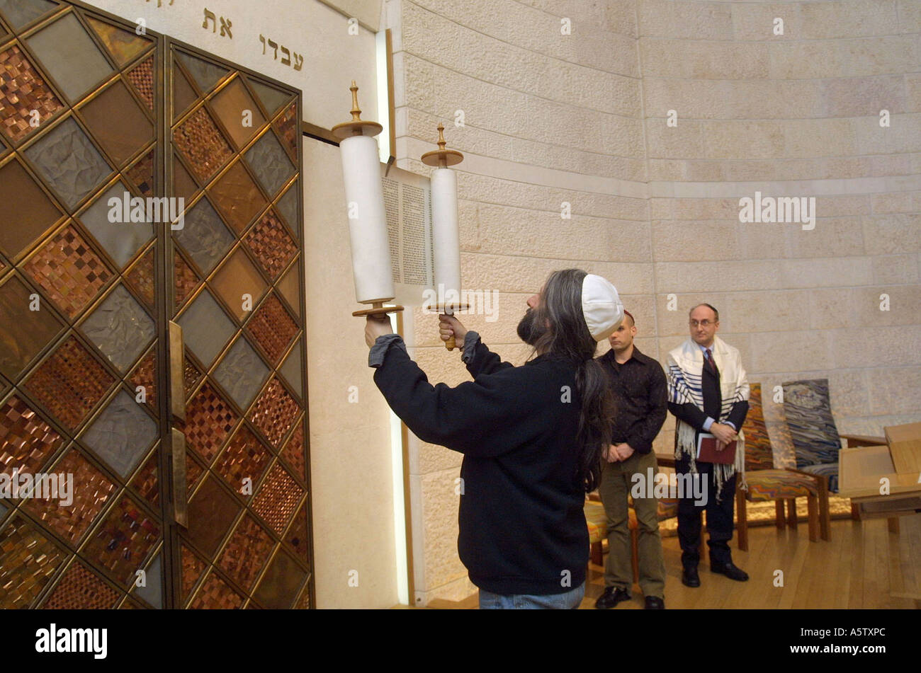 man reading from the torah in a synagogue Stock Photo - Alamy