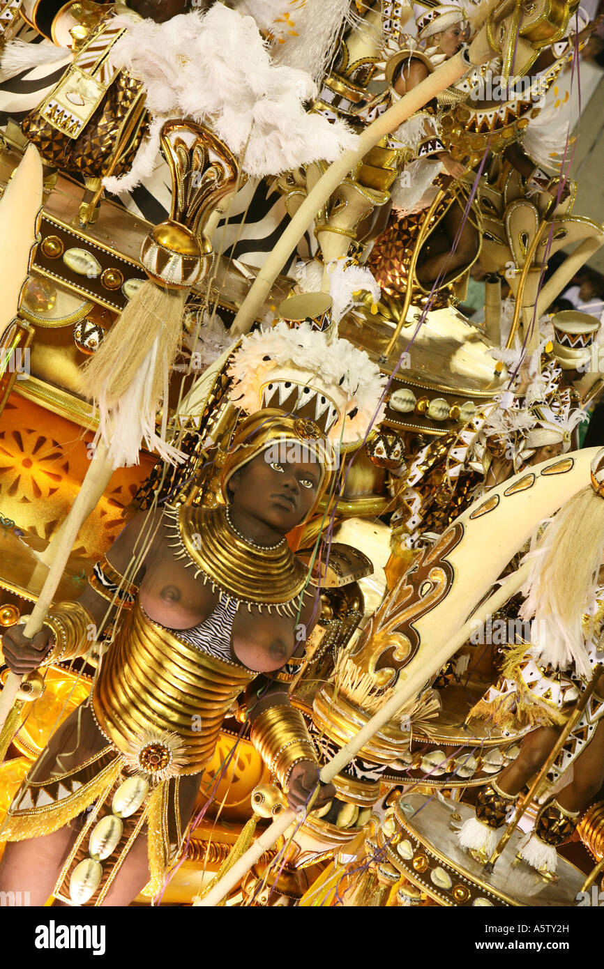 Floats and samba dancers in amazing costumes, in the Rio de Janeiro ...