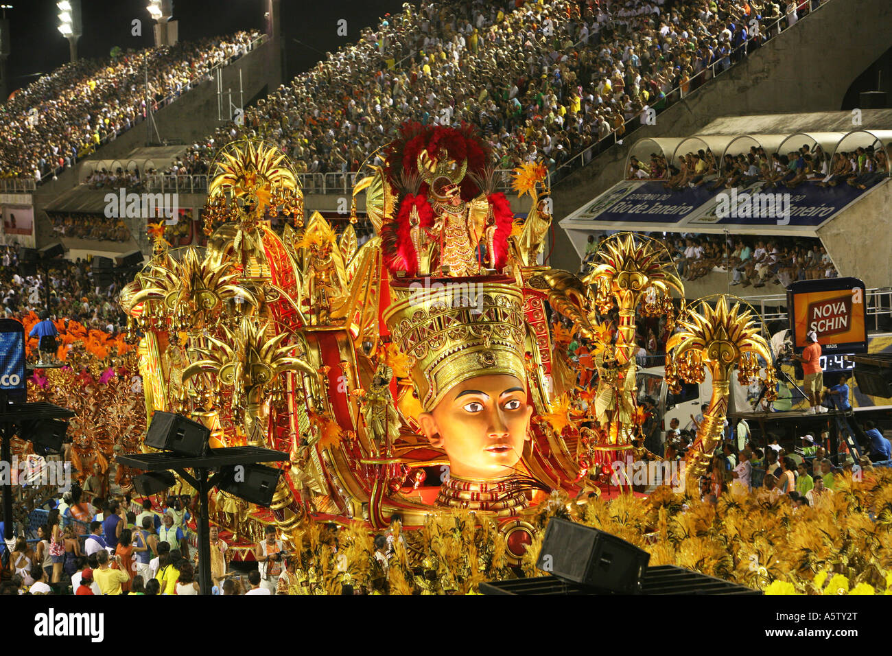 Floats and samba dancers in amazing costumes, in the Rio de Janeiro ...