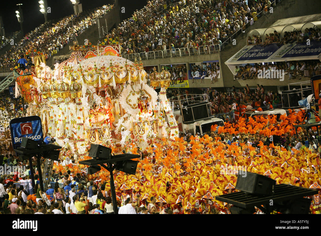 Floats and samba dancers in amazing costumes, in the Rio de Janeiro ...