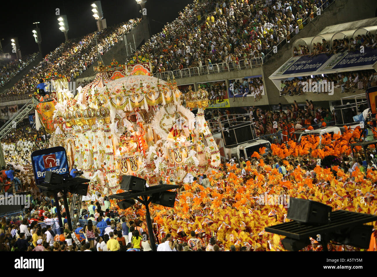 Floats and samba dancers in amazing costumes, in the Rio de Janeiro ...