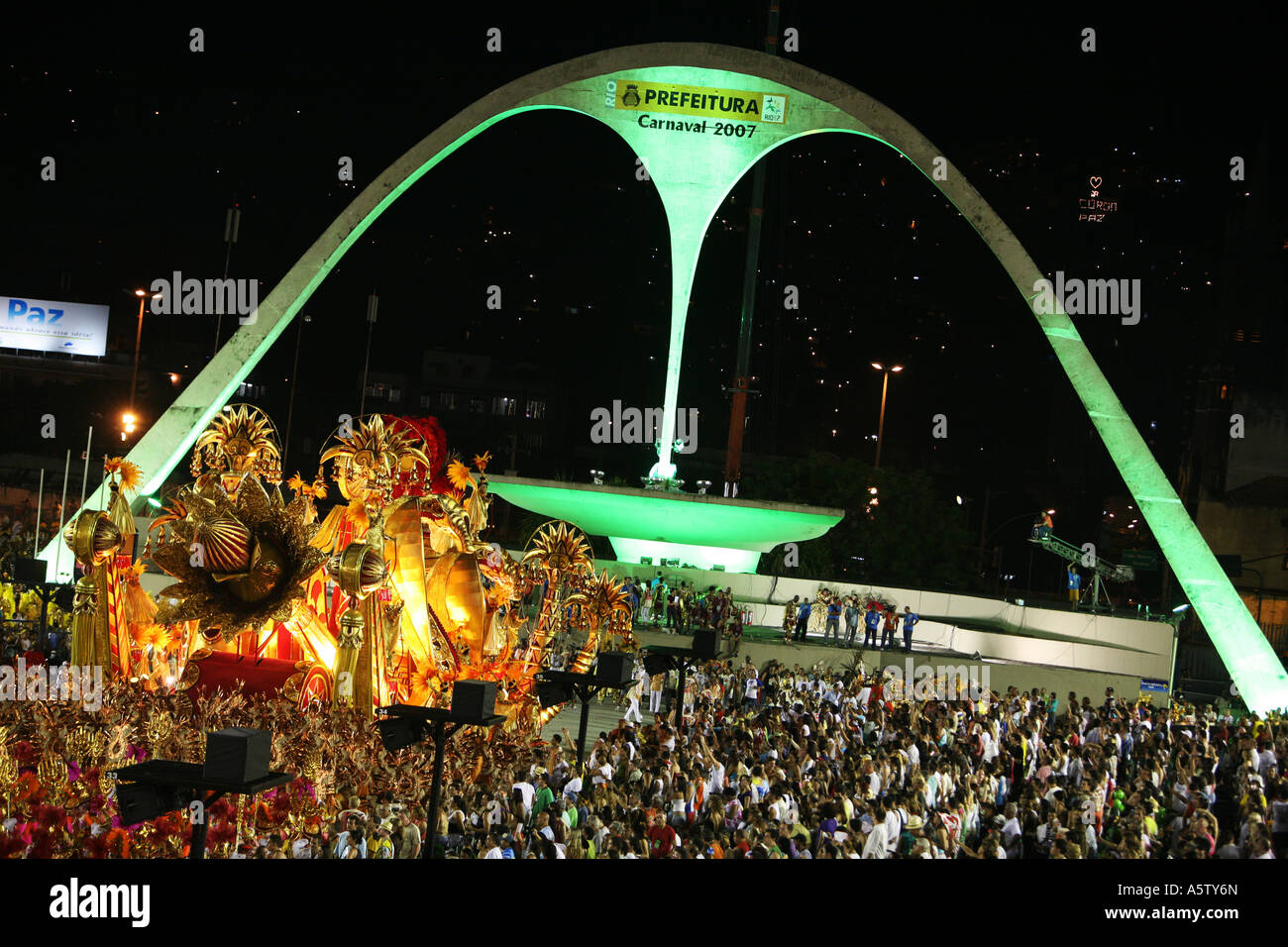 Floats and samba dancers in amazing costumes, in the Rio de Janeiro ...