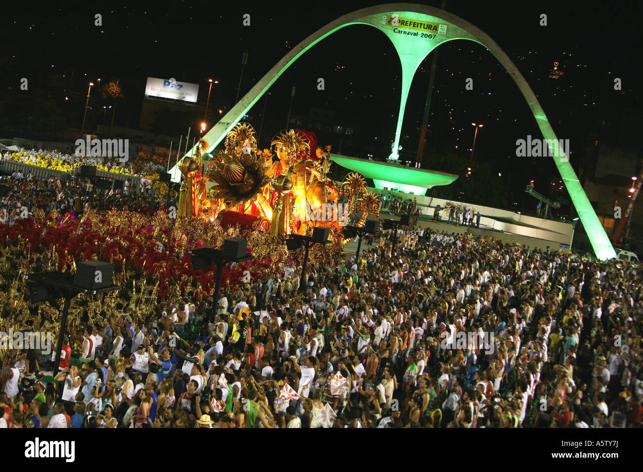 Floats and samba dancers in amazing costumes, in the Rio de Janeiro ...