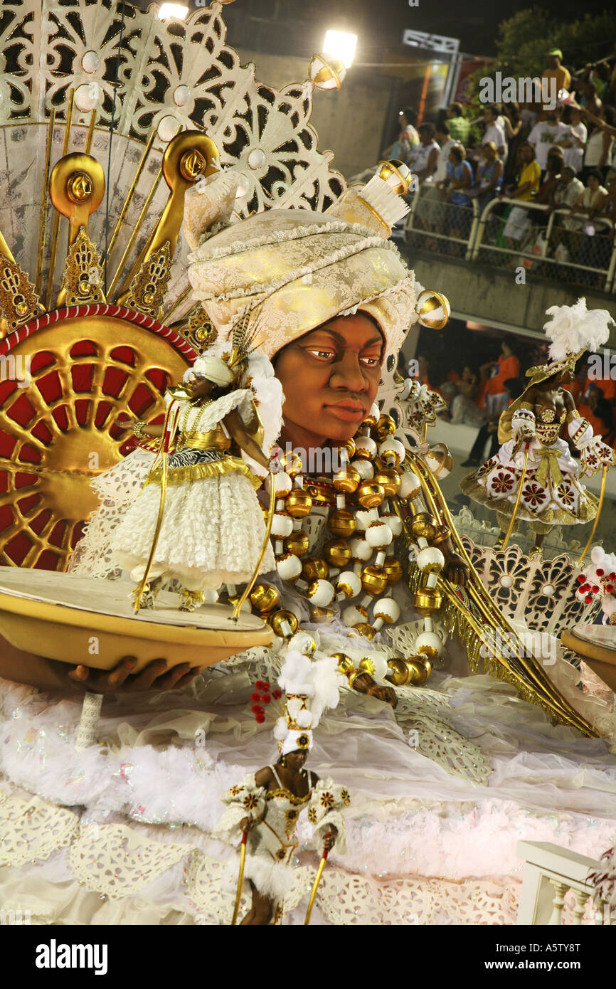 Floats and samba dancers in amazing costumes, in the Rio de Janeiro ...