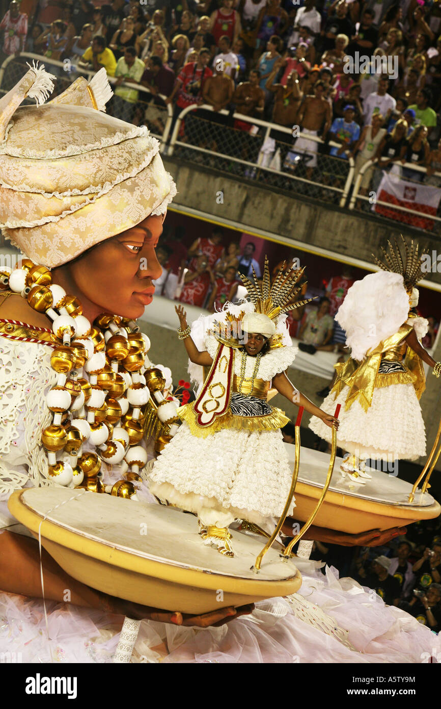 Floats and samba dancers in amazing costumes, in the Rio de Janeiro ...