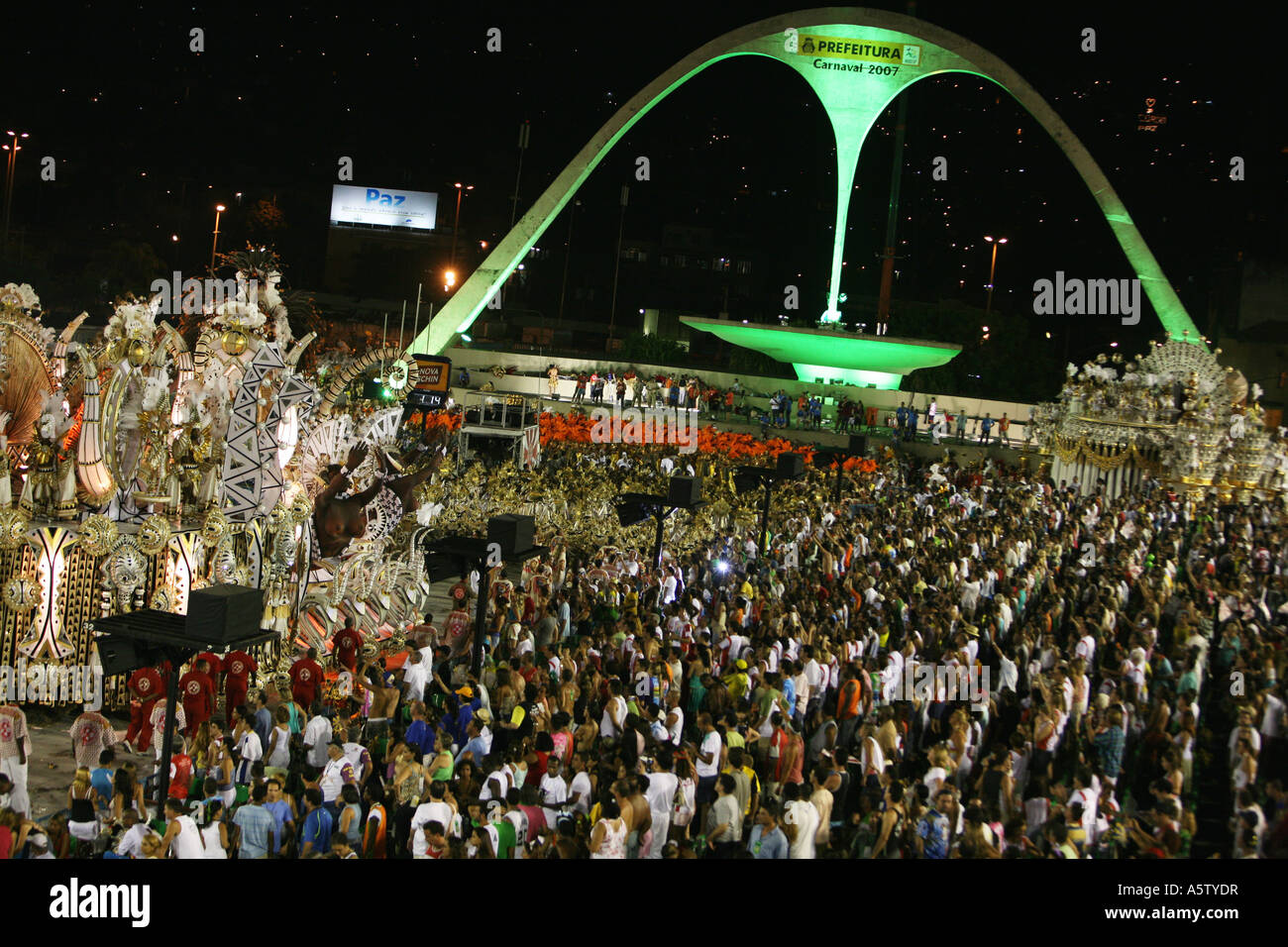Float and samba dancer in amazing costume, Rio de Janeiro carnival ...