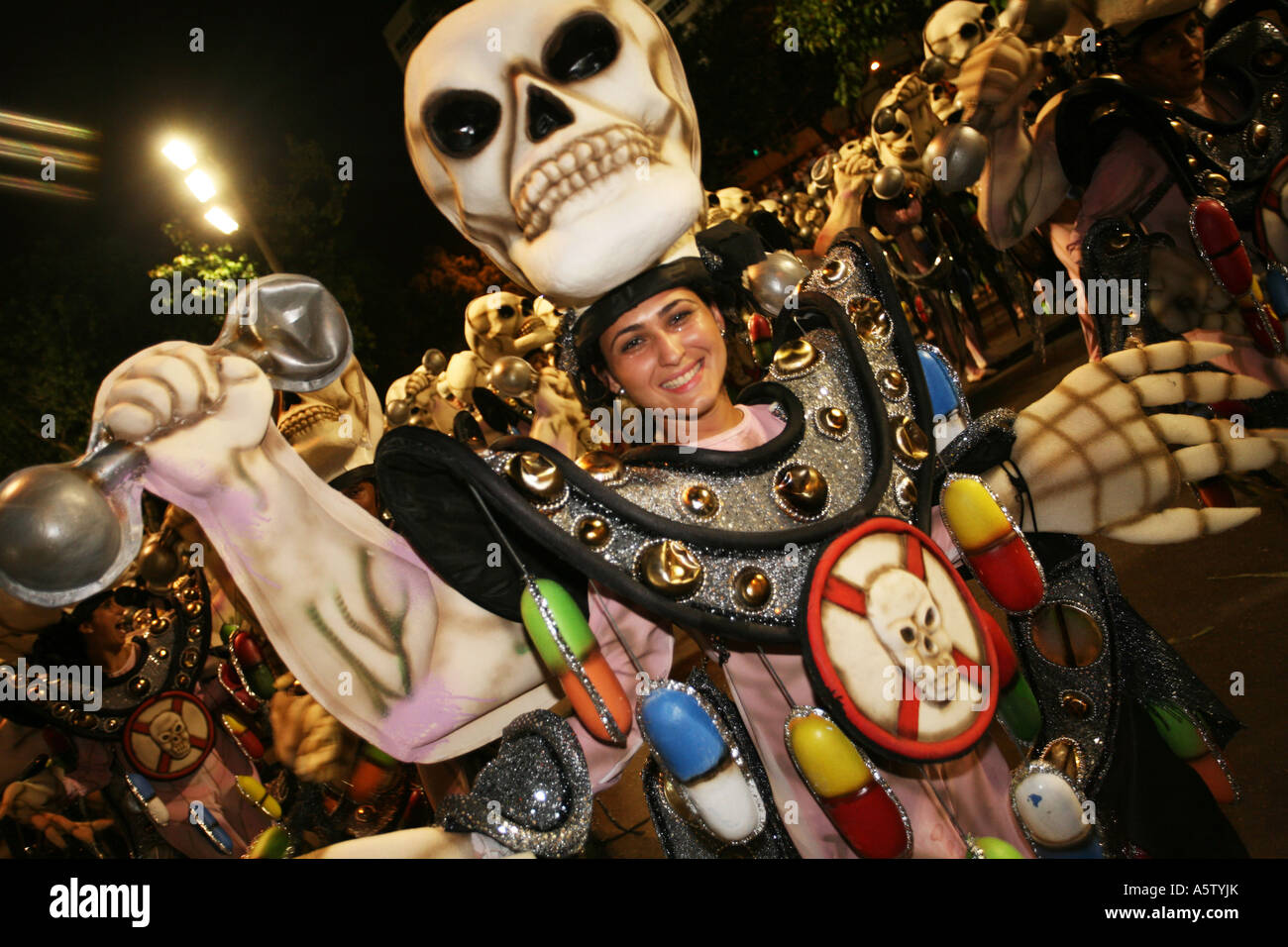 Rio de janeiro carnival parade floats hi-res stock photography and ...