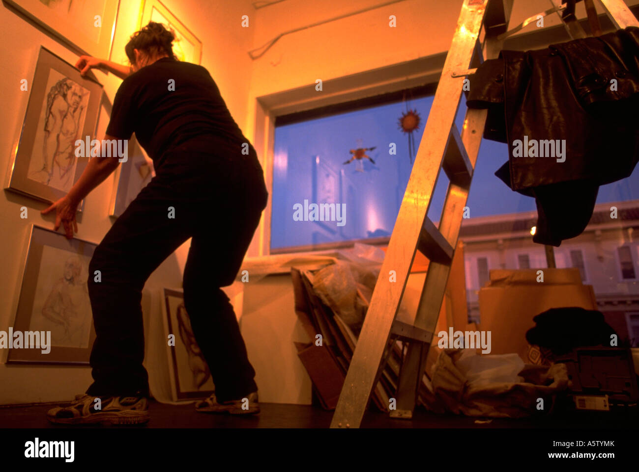 Artist setting hi-res stock photography and images - Alamy