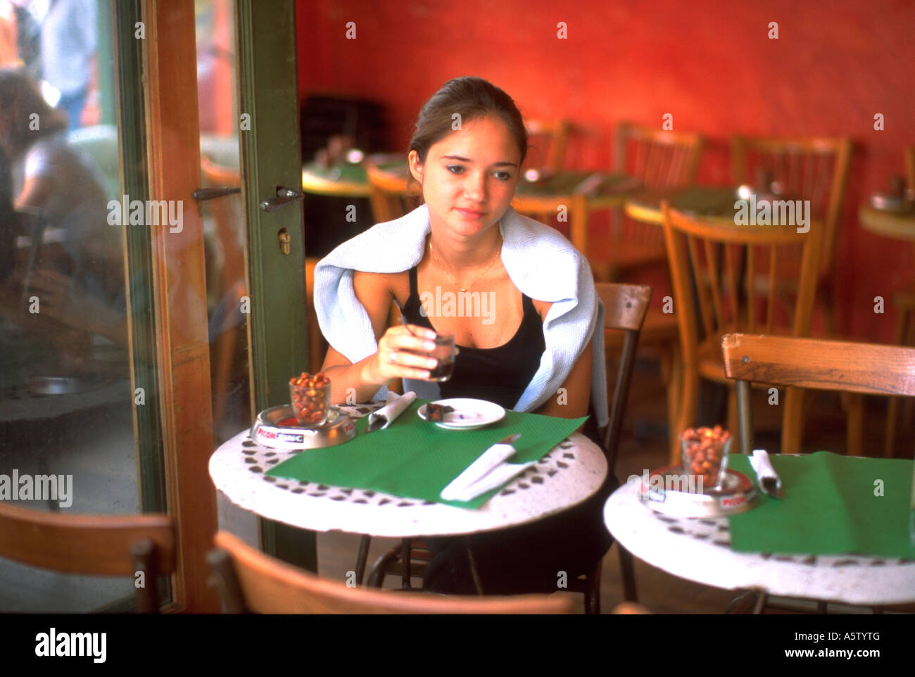 Girl cafe paris hi-res stock photography and images - Alamy