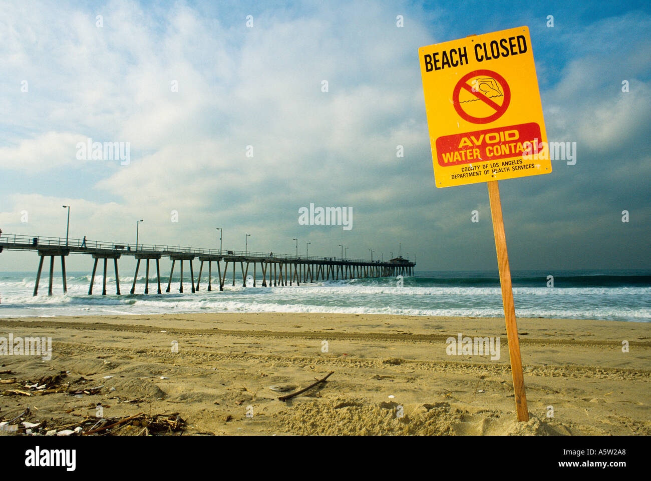 environmental sign reads BEACH CLOSED due to pollution Stock Photo - Alamy