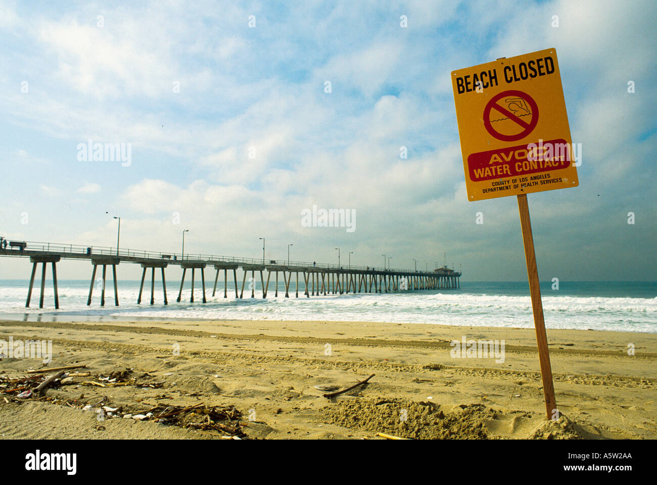 environmental sign reads BEACH CLOSED due to pollution Stock Photo - Alamy