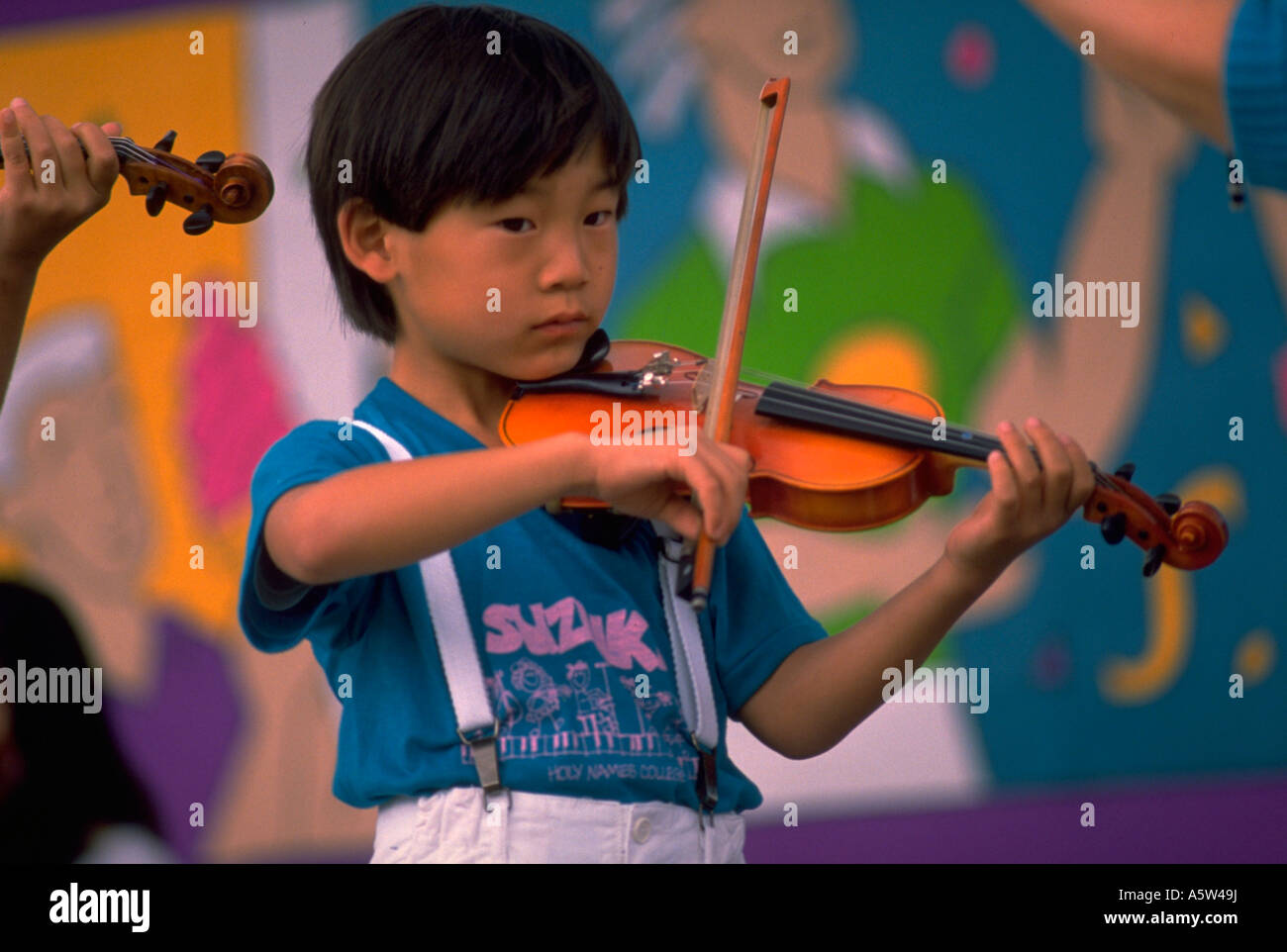 Asian male playing violin hi-res stock photography and images - Alamy