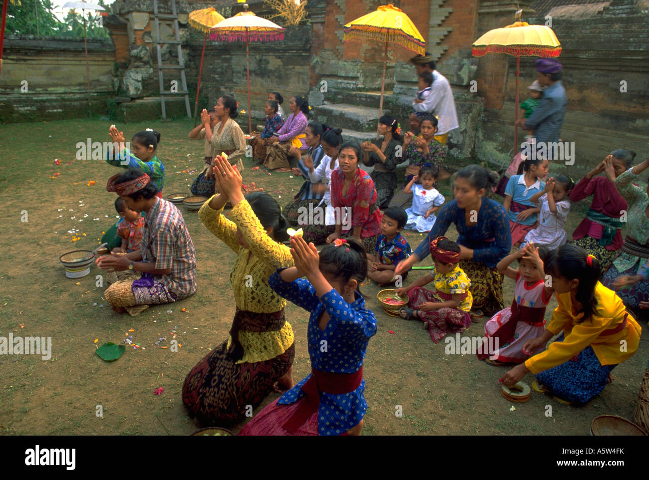 Boys bowing hi-res stock photography and images - Alamy
