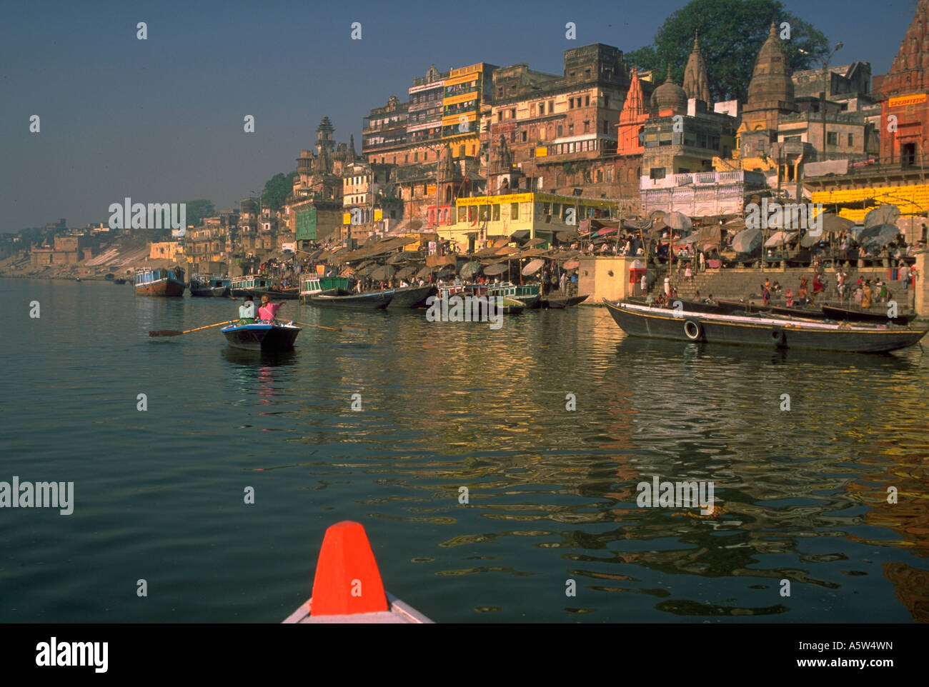 Bank boats hi-res stock photography and images - Alamy