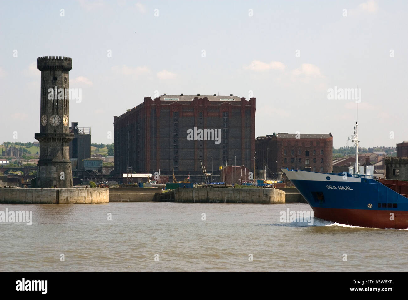 Liverpool dockers hi-res stock photography and images - Alamy