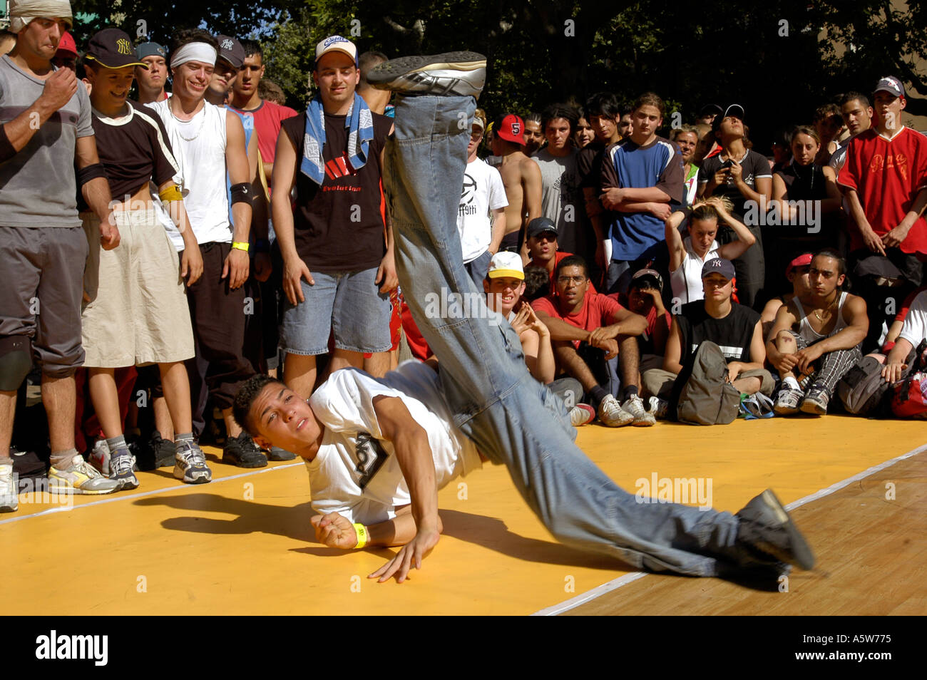 Break dancing competition hi-res stock photography and images - Alamy
