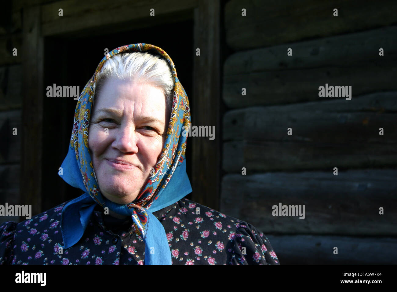 Estonian WOMEN IN TRADITIONAL ESTONIAN DRESS Stock Photo - Alamy
