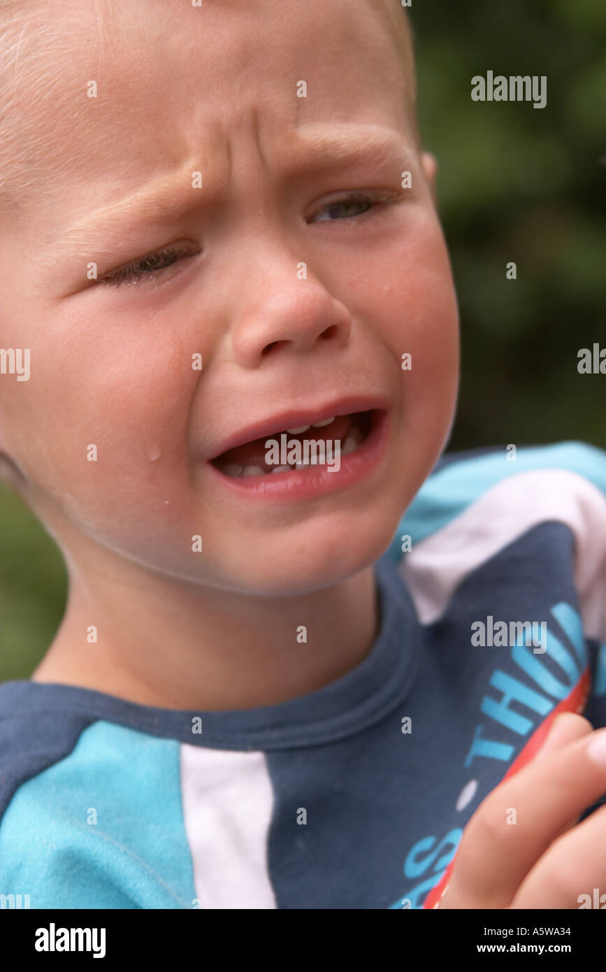 young boy crying Stock Photo - Alamy