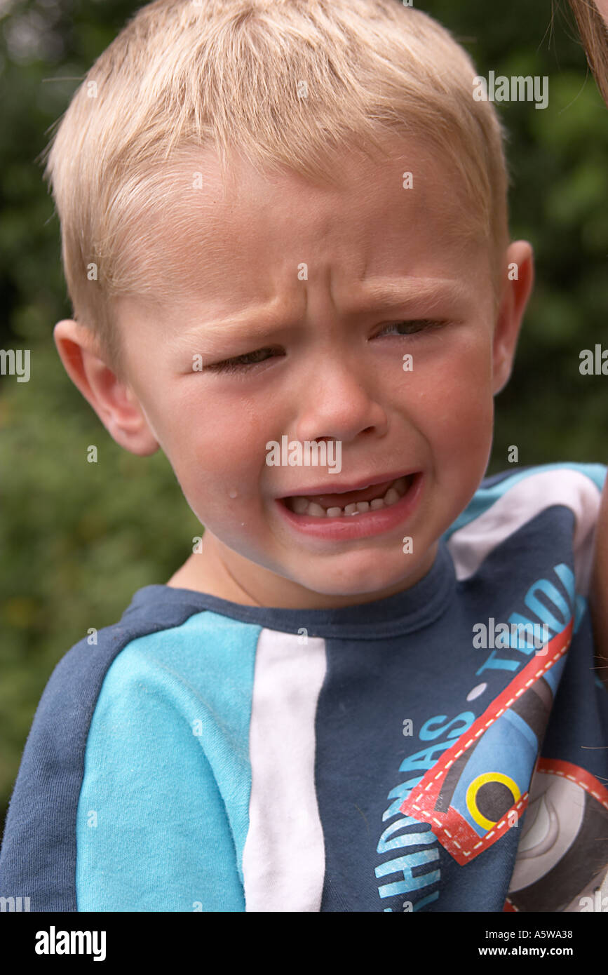 young boy crying Stock Photo - Alamy